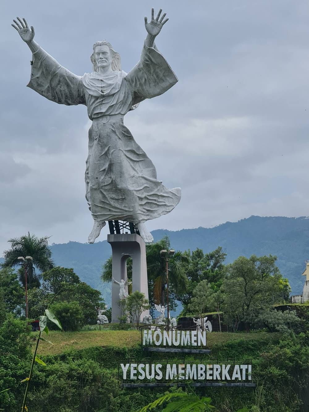 Monument Tuhan Yesus Memberkati,Sulawesi Utara😇 - Samsung Members