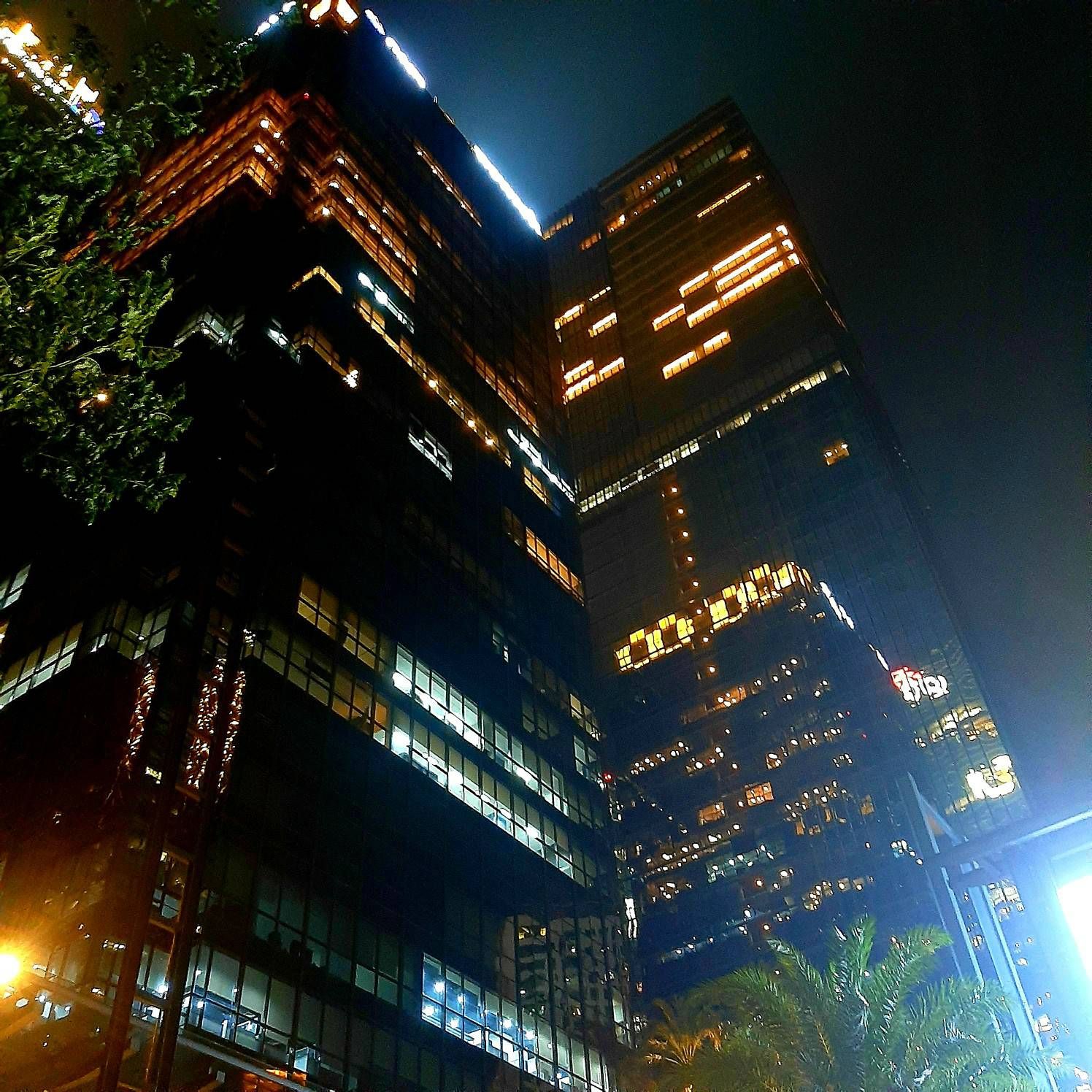 pesona gedung bertingkat di malam hari - Samsung Members