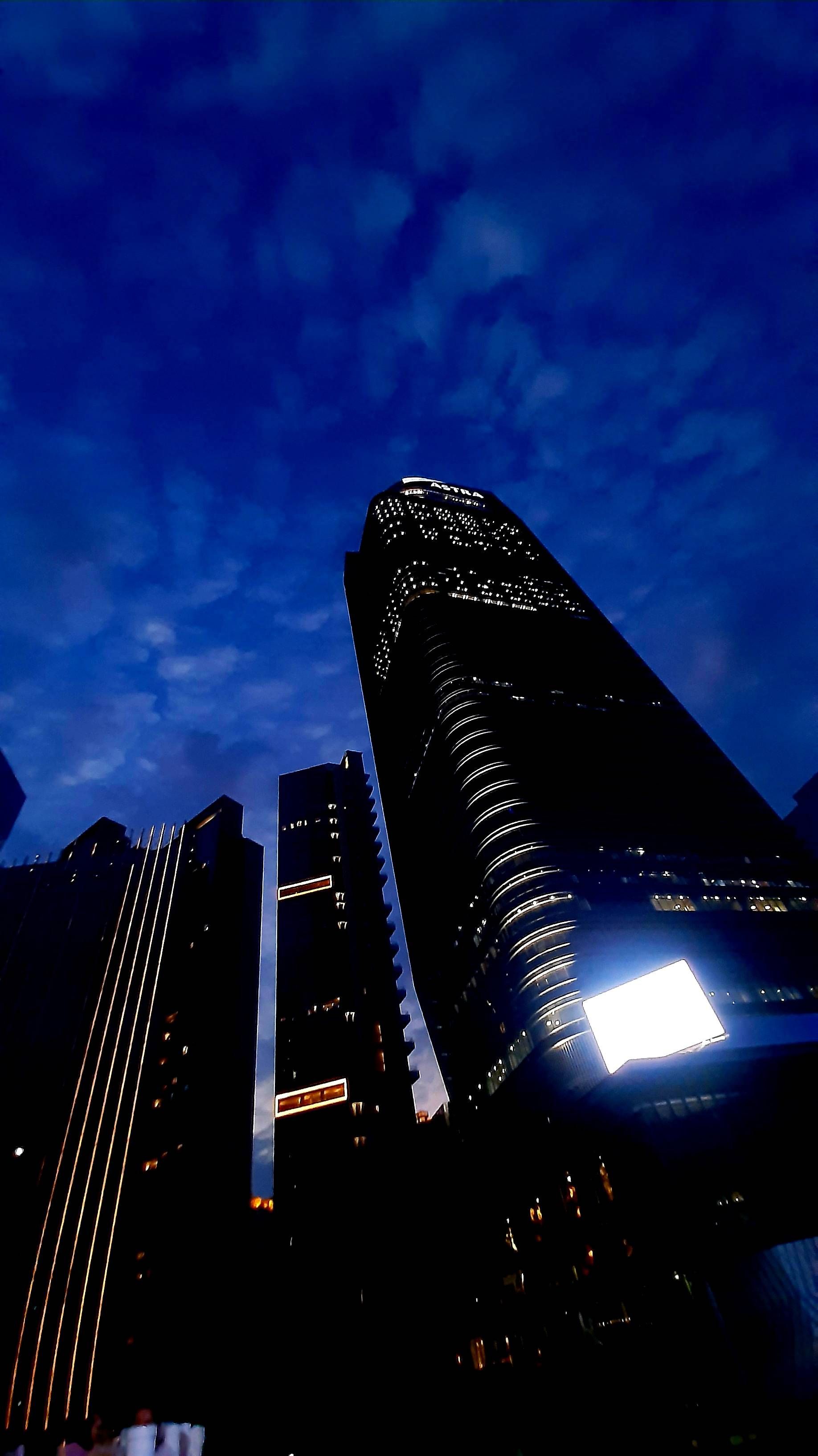 Pesona gedung tinggi di malam hari - Samsung Members