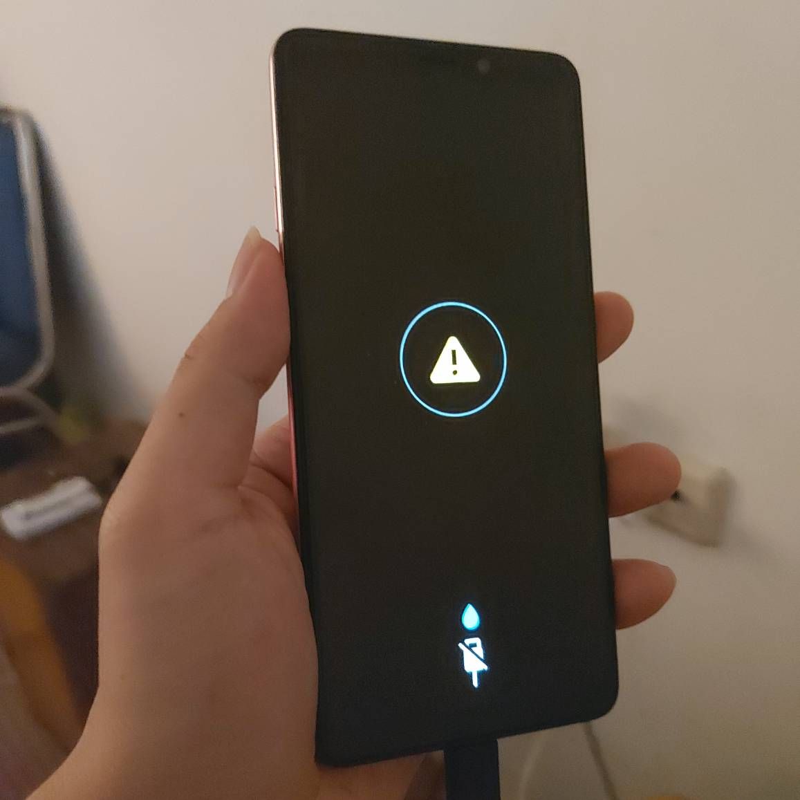 Ada tanda seru kuning dan Gambar tetes air - Samsung Members