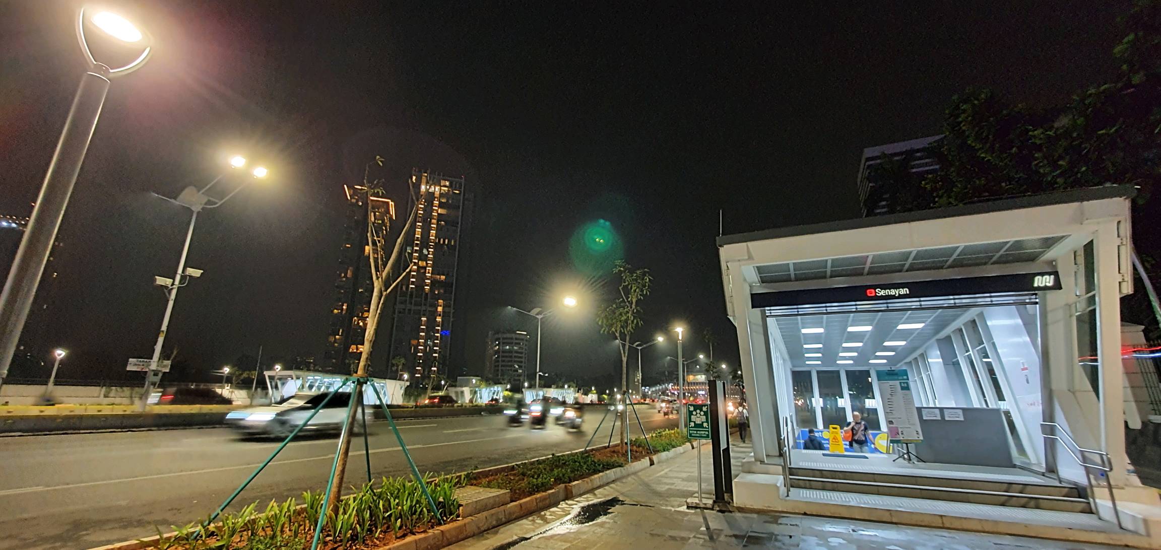 Pintu MRT Senayan di malam hari - Samsung Members