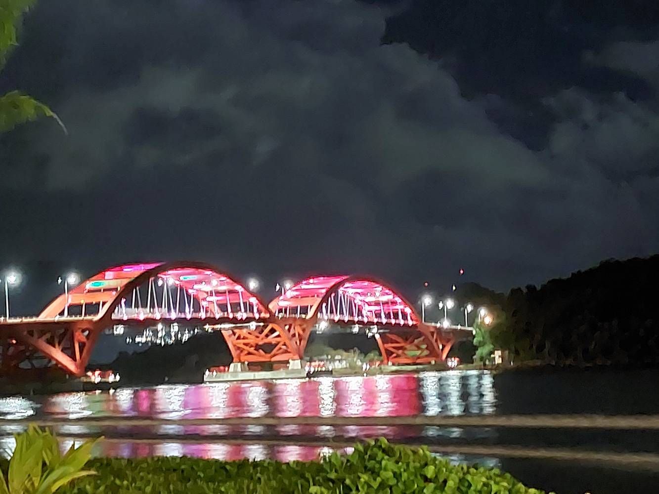 Jembatan Merah di Waktu Malam - Samsung Members