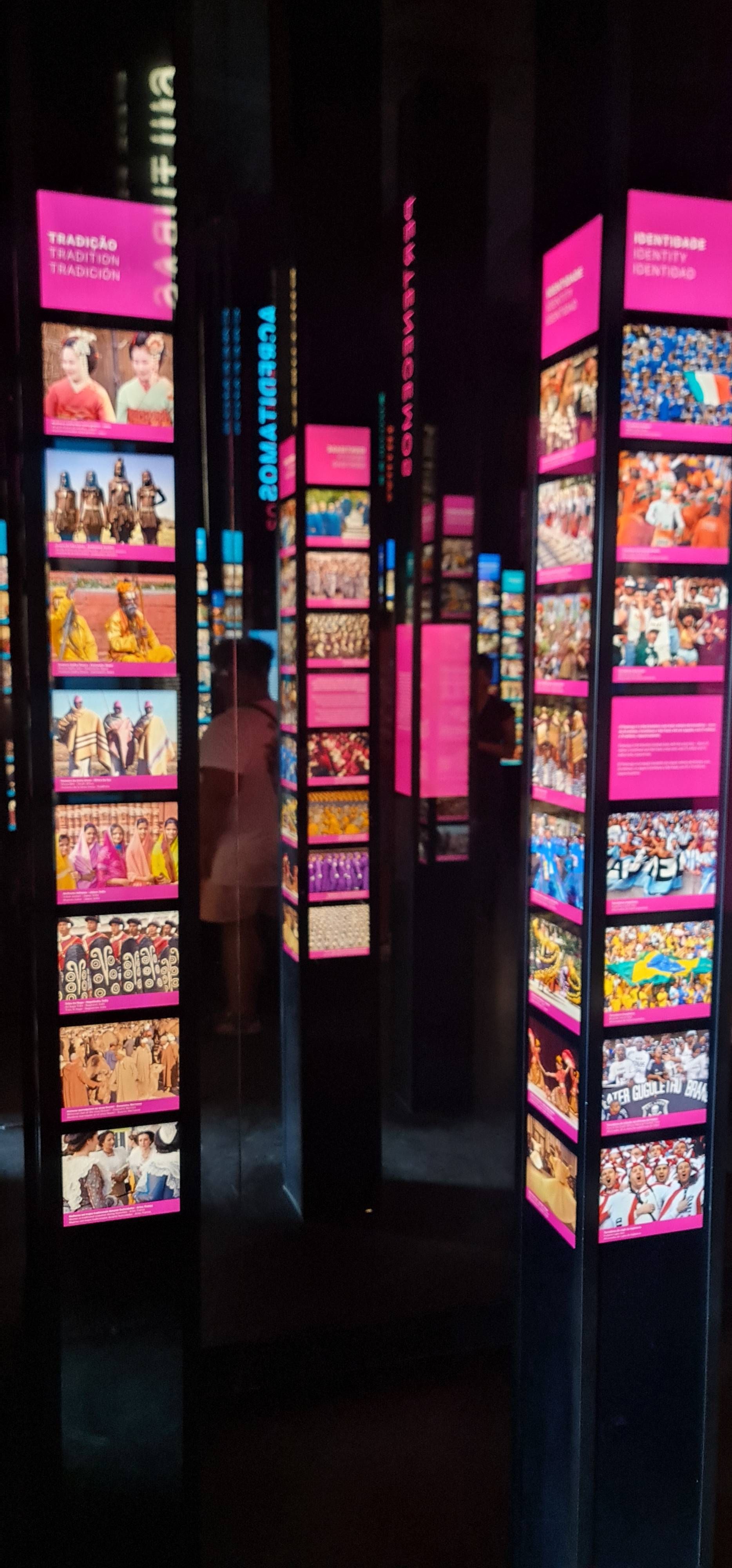 Painéis no Museu do Futuro mostrando as diversas c... - Samsung Members