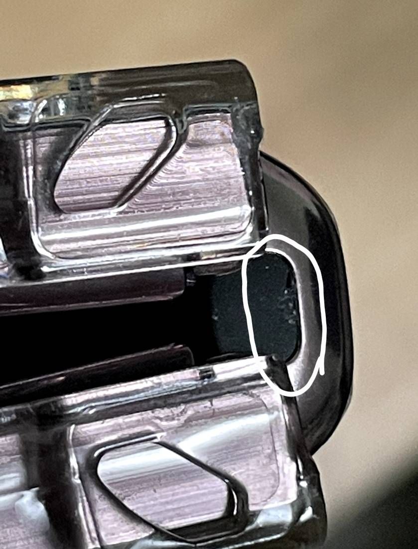 폴드 힌지쪽 고무? 가 튀어나와요 - Samsung Members