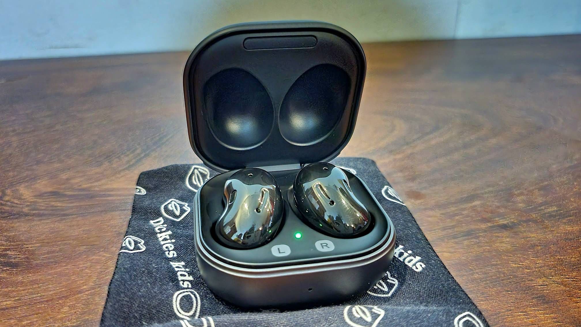Solved: Galaxy Buds Live Onyx Unboxing - Samsung Members