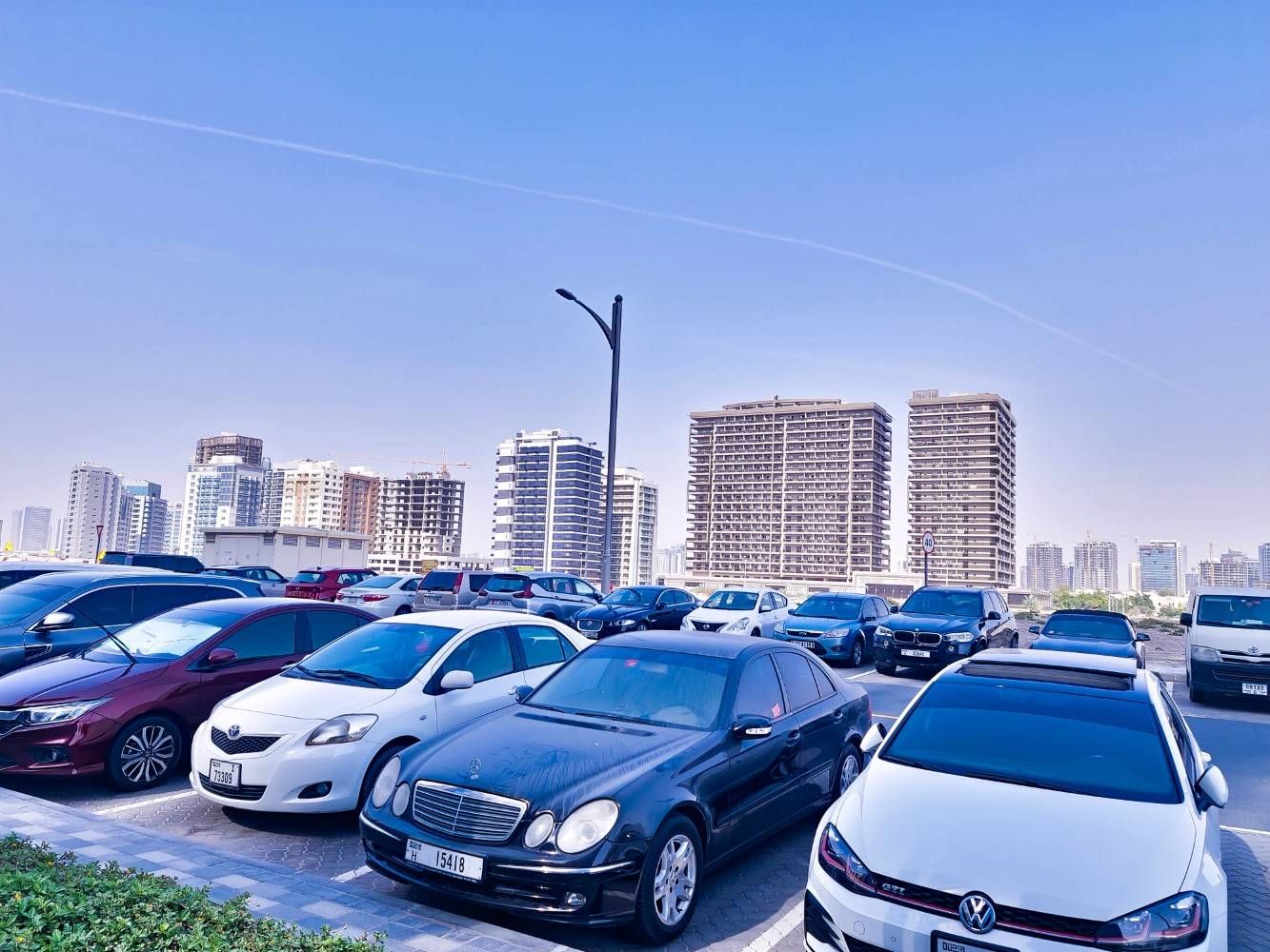 Parkiran Mobil dan Detail Bangunan - Samsung Members