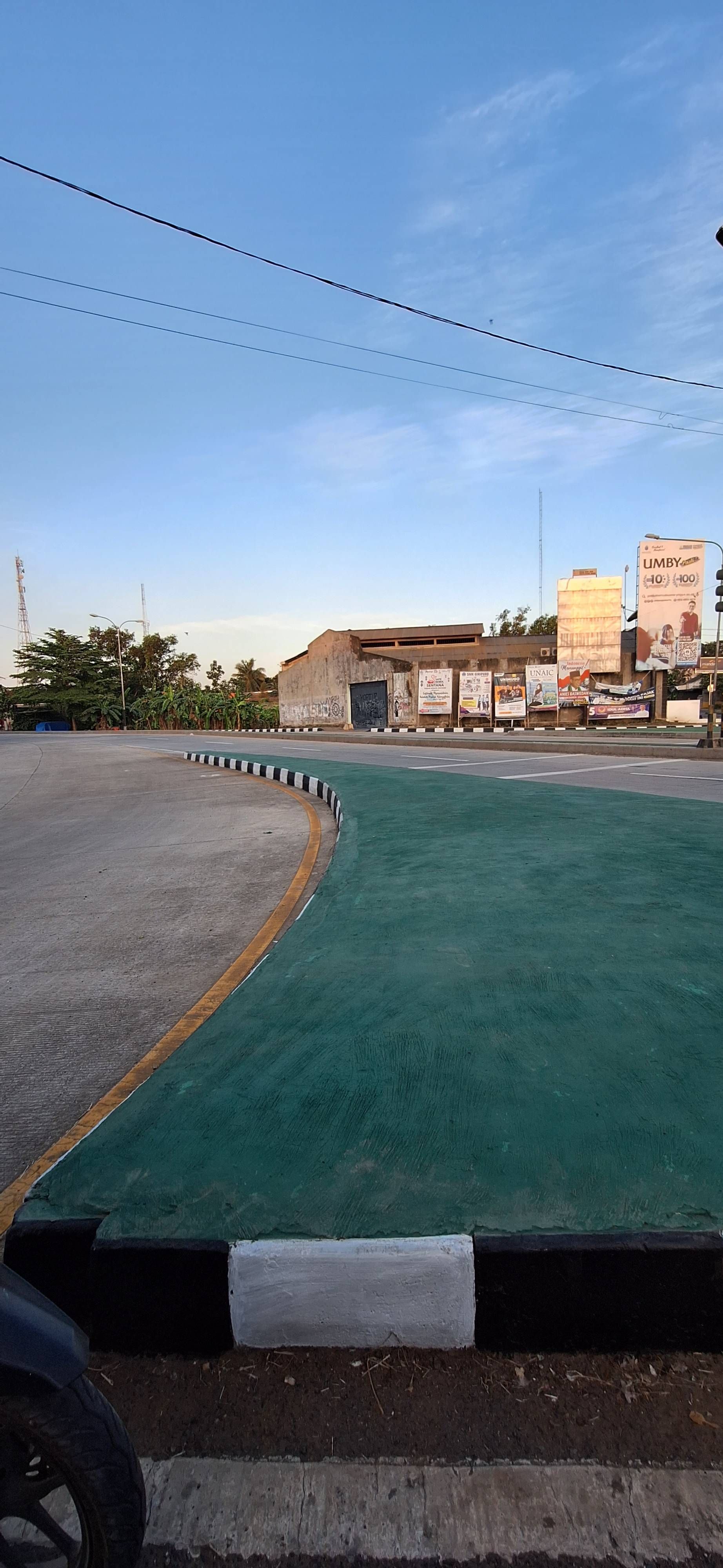 Jalan raya yang sepi - Samsung Members