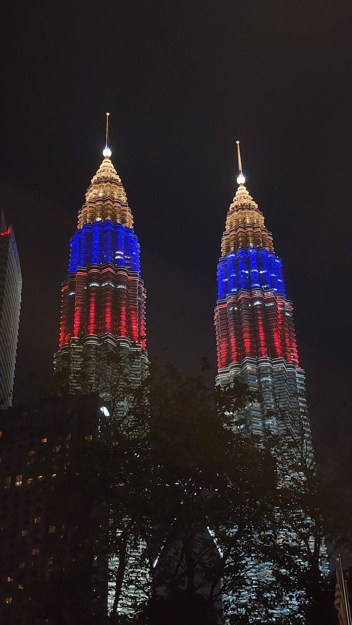 KLCC IN MALAYSIA FLAG COLORS 🇲🇾 - Samsung Members