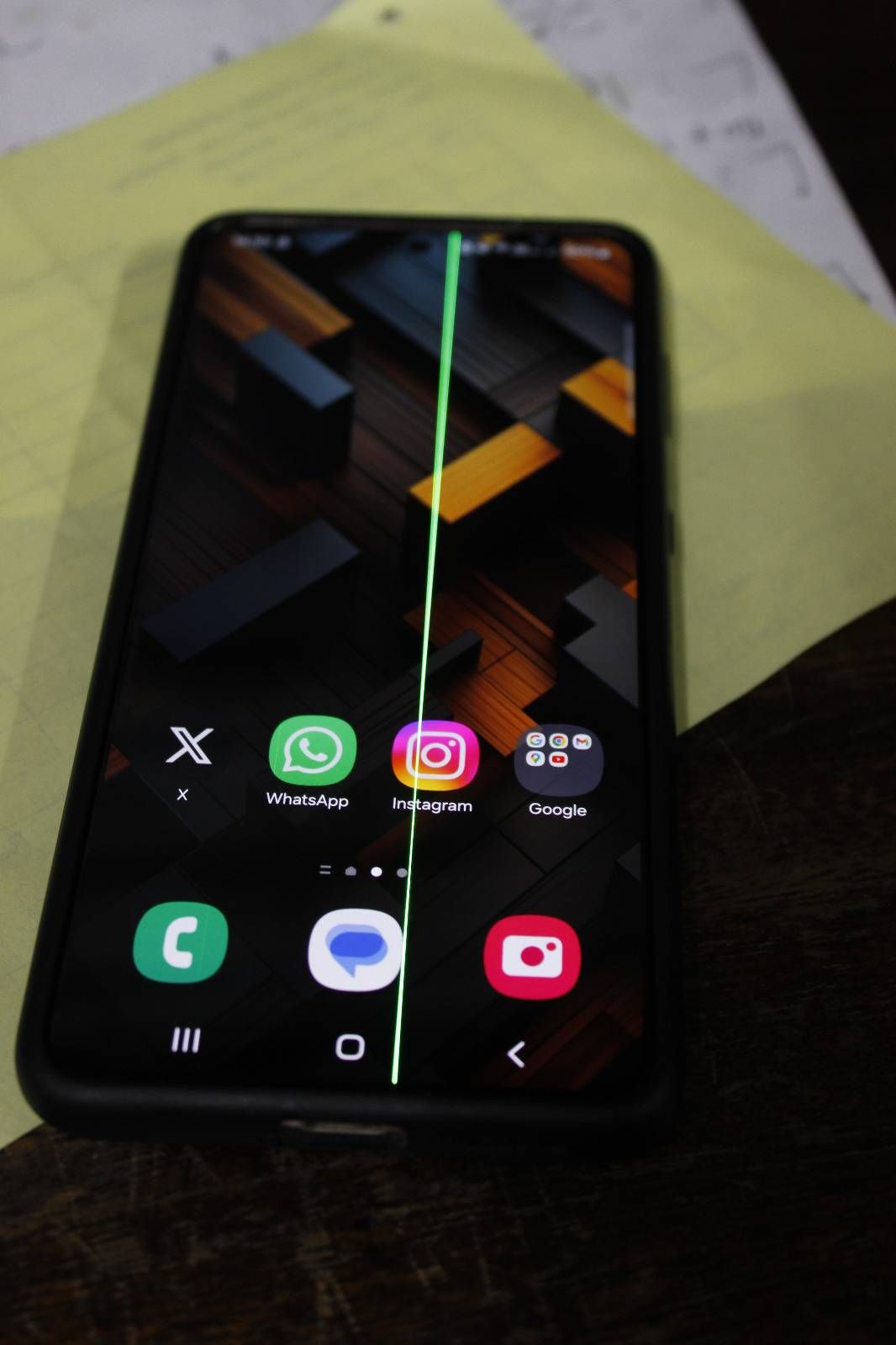 Layar Bergaris Hijau/Green Line S21 5G - Samsung Members