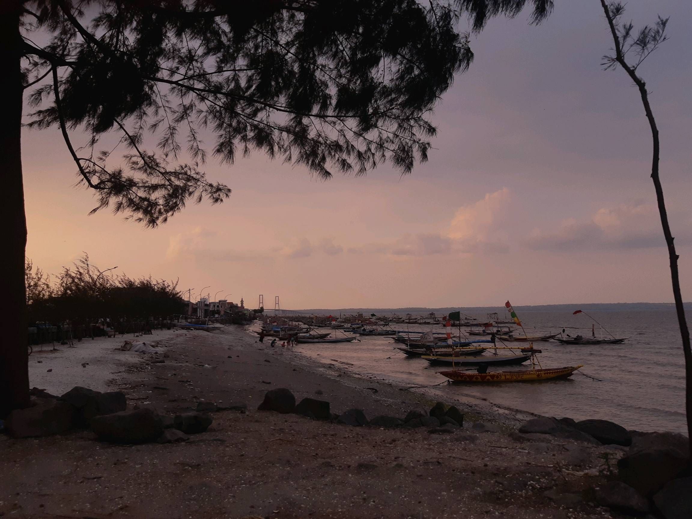 pemandangan yang indah di Pantai kenjeran lama - Samsung Members
