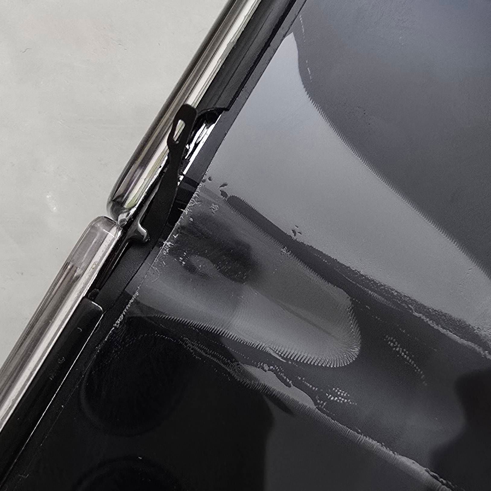 Flip 5 Screen starts to show defects just in 1 yea... - Samsung Members