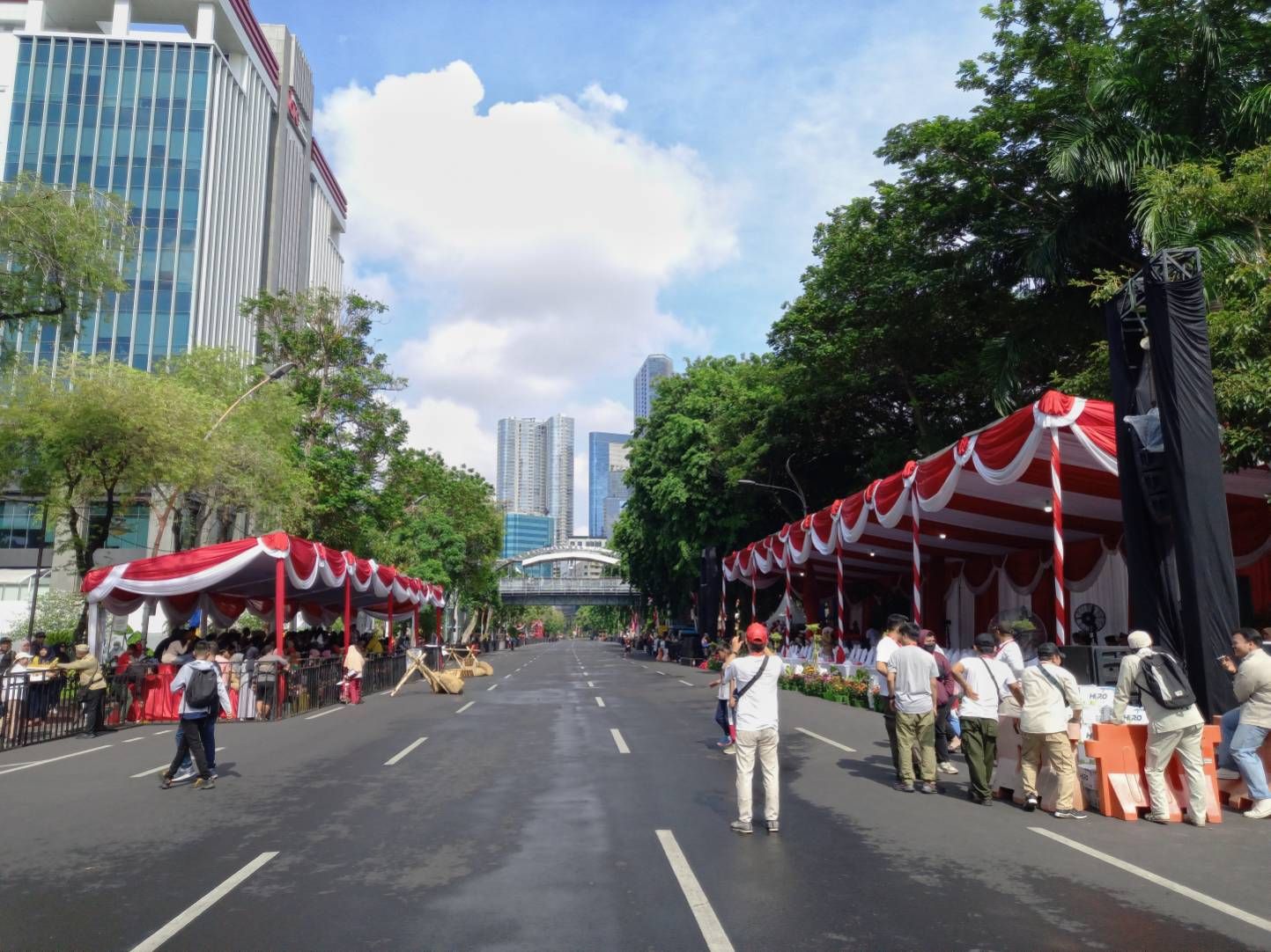 Menunggu parade juang lewat - Samsung Members