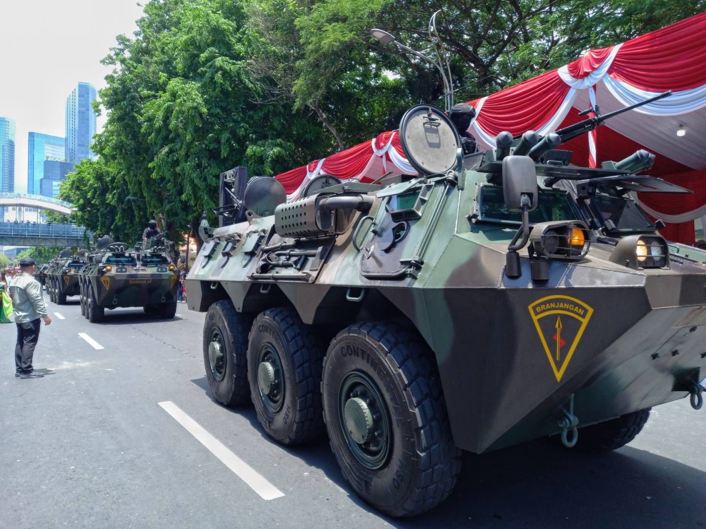 Deretan mobil panser - Samsung Members