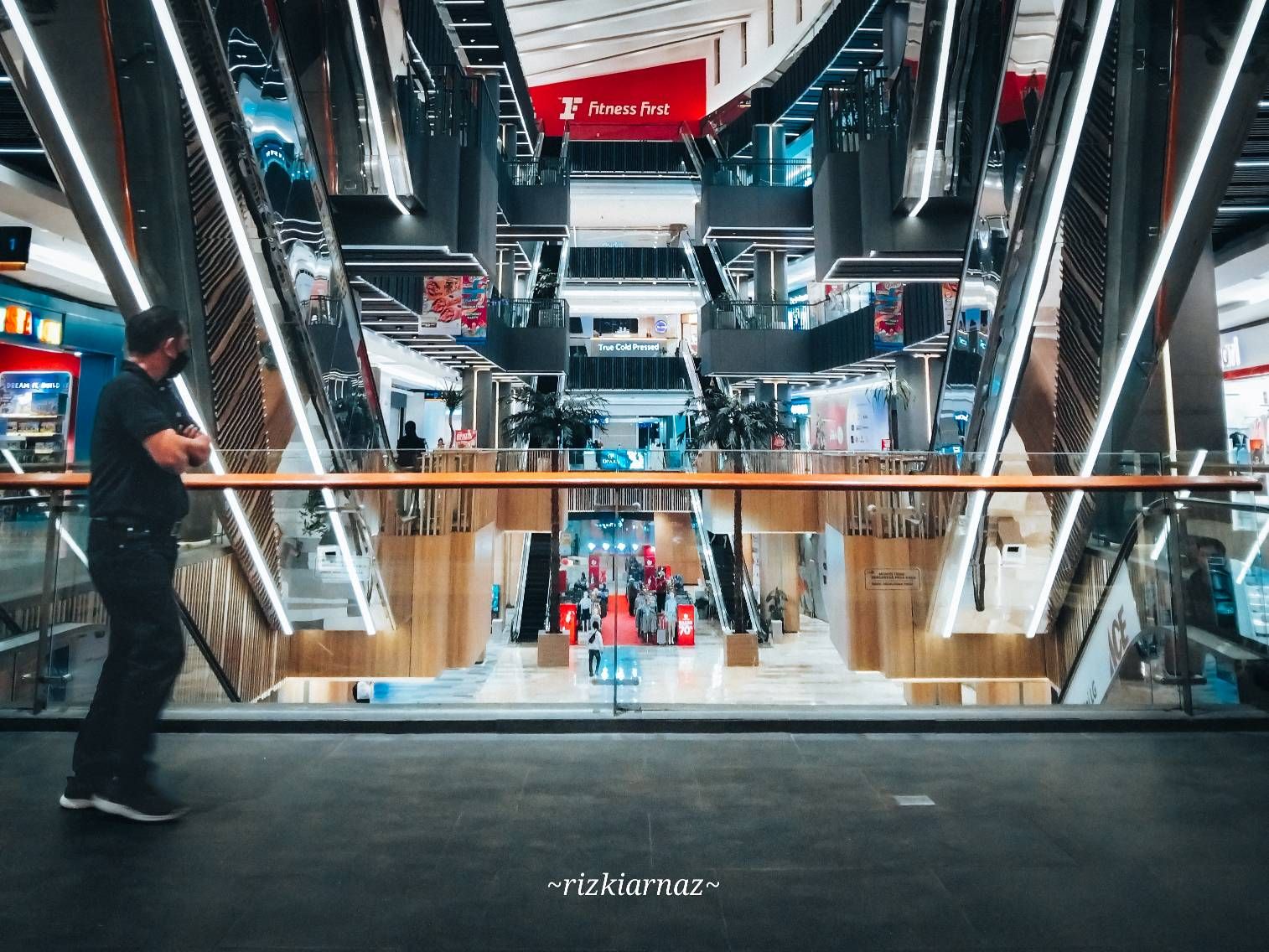 menengok ke pintu lobby - Samsung Members