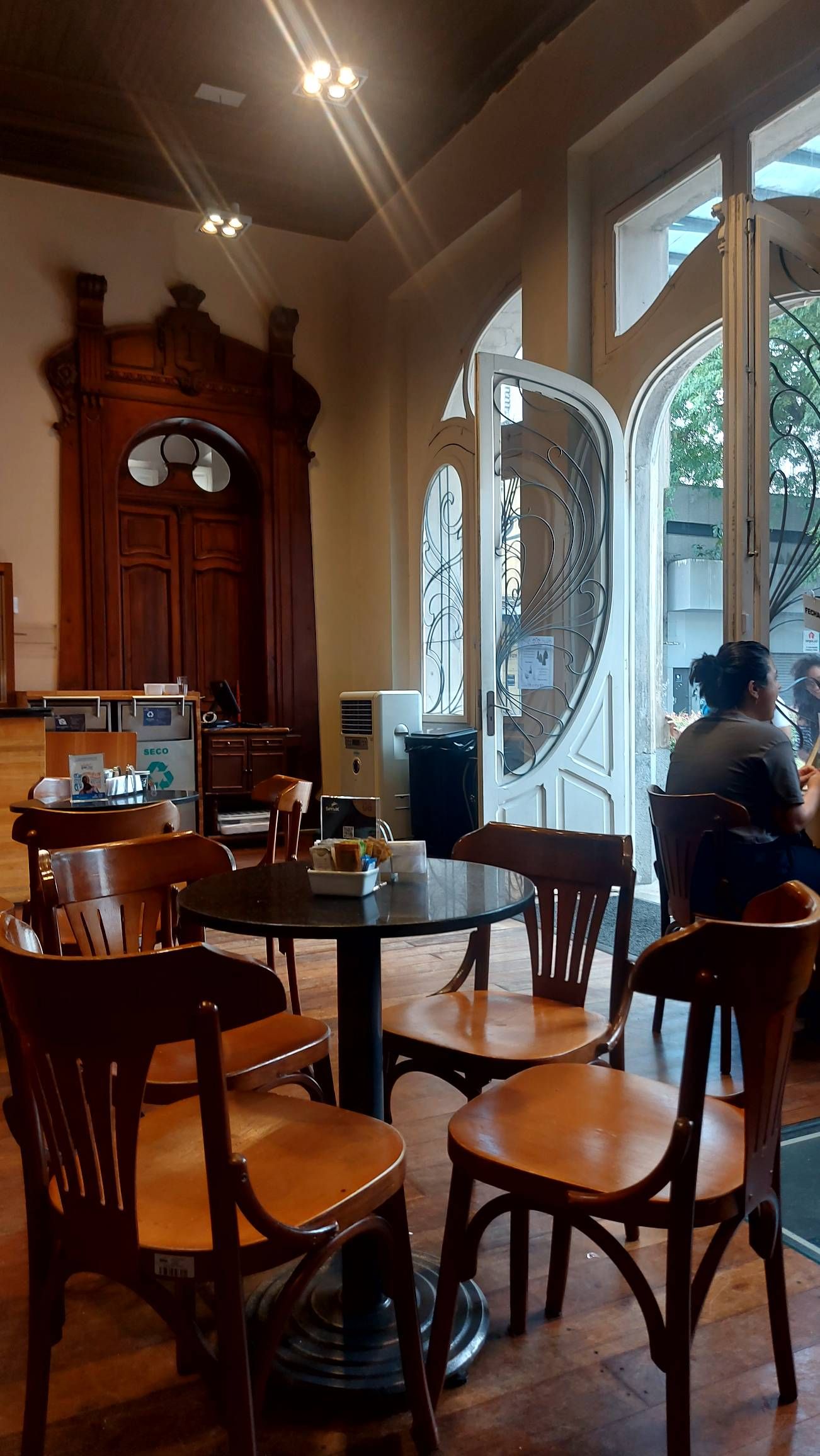 tomei um café sozinha, admirando o lugar - Samsung Members